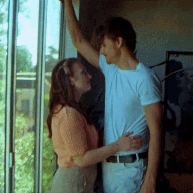 Subtle Signs of Seduction That Have Us in Our Feels (15 GIFS) - izispicy.com