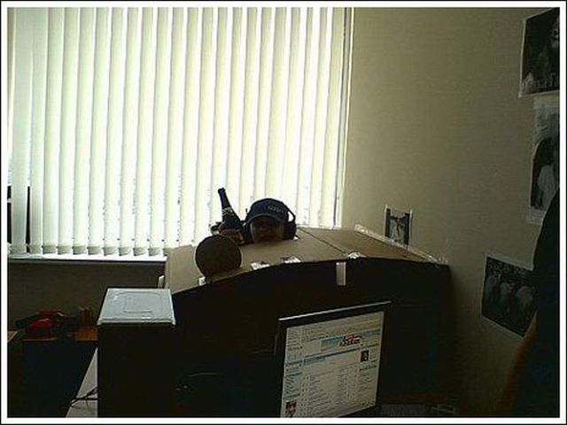How to make a cheap and crappy office (13 pics) - izispicy.com