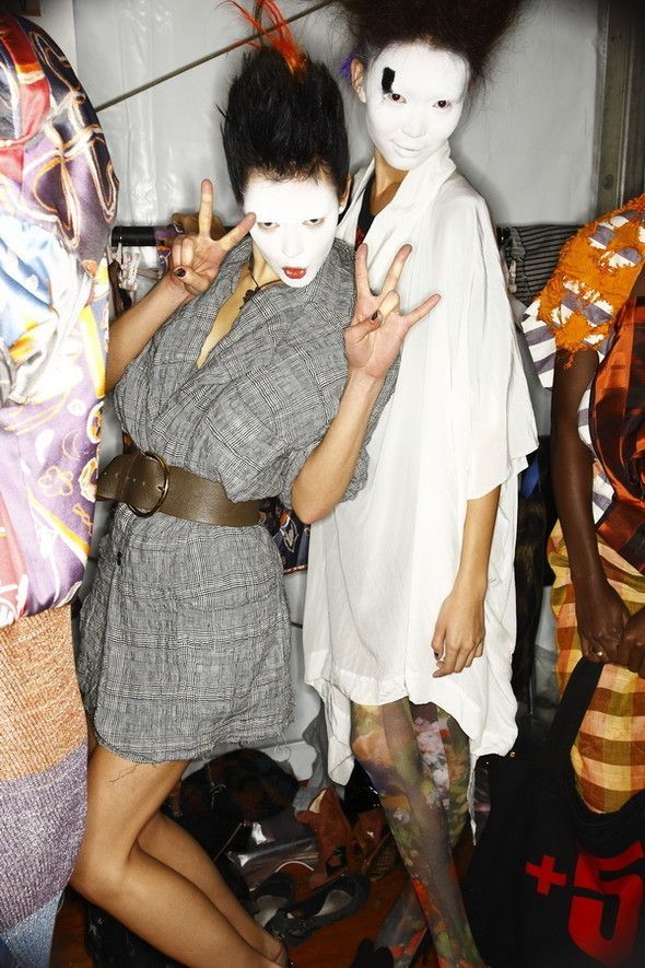 Models Behind the Scenes (19 pics) - izispicy.com