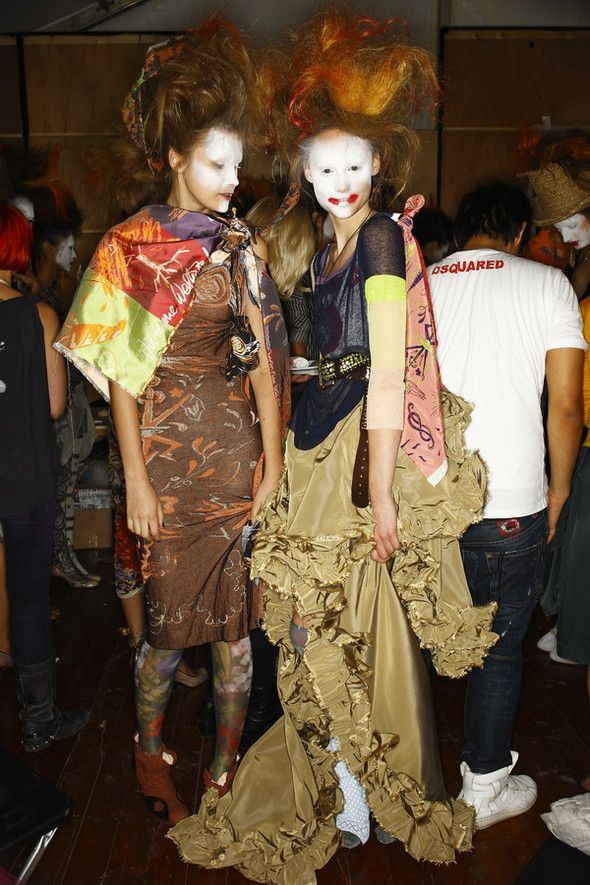 Models Behind the Scenes (19 pics) - izispicy.com