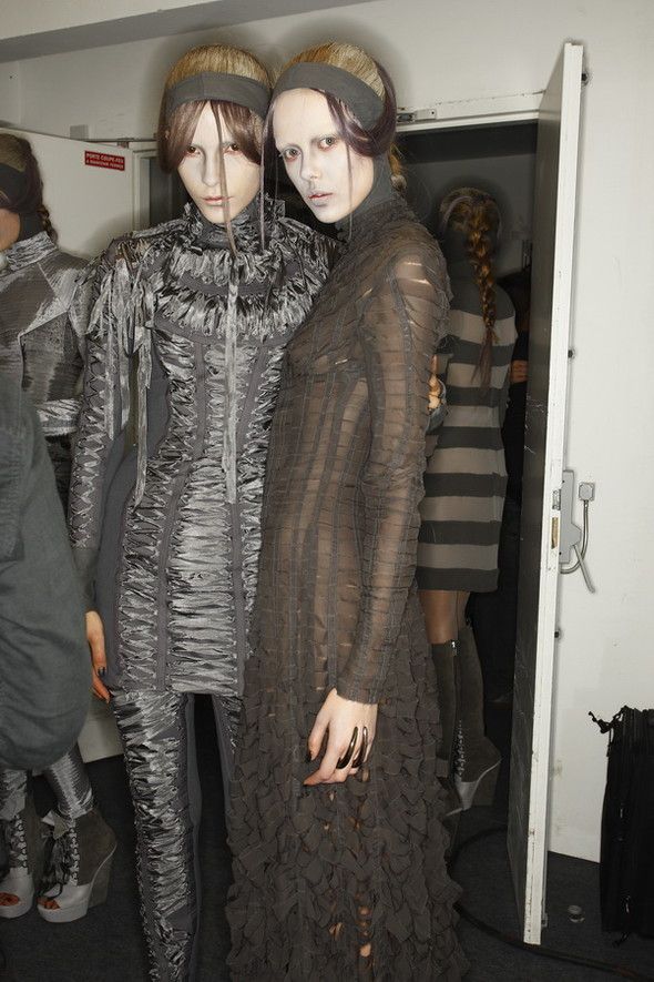 Models Behind the Scenes (19 pics) - izispicy.com