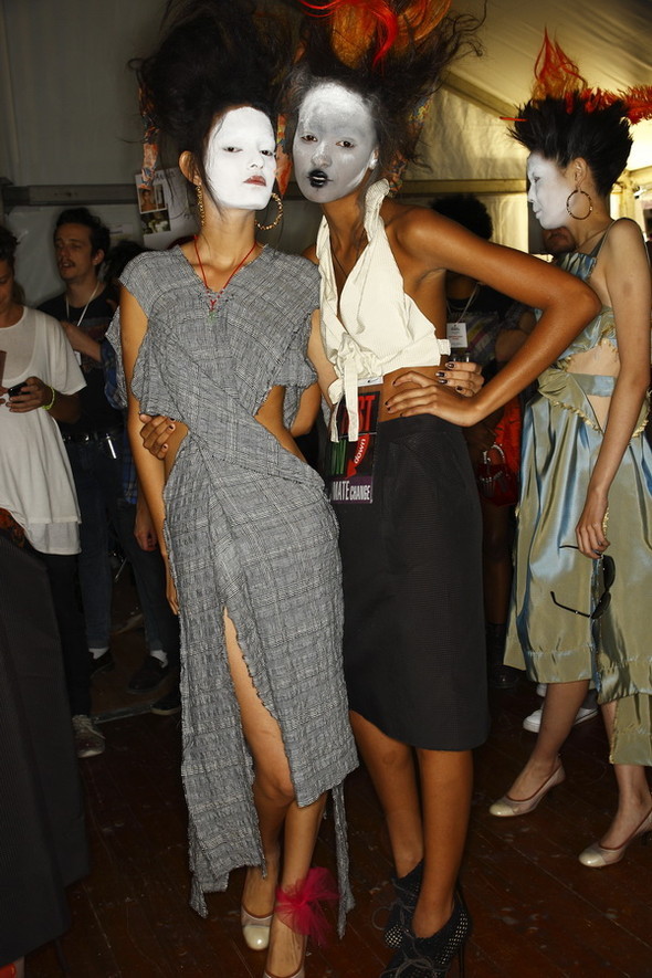 Models Behind the Scenes (19 pics) - izispicy.com