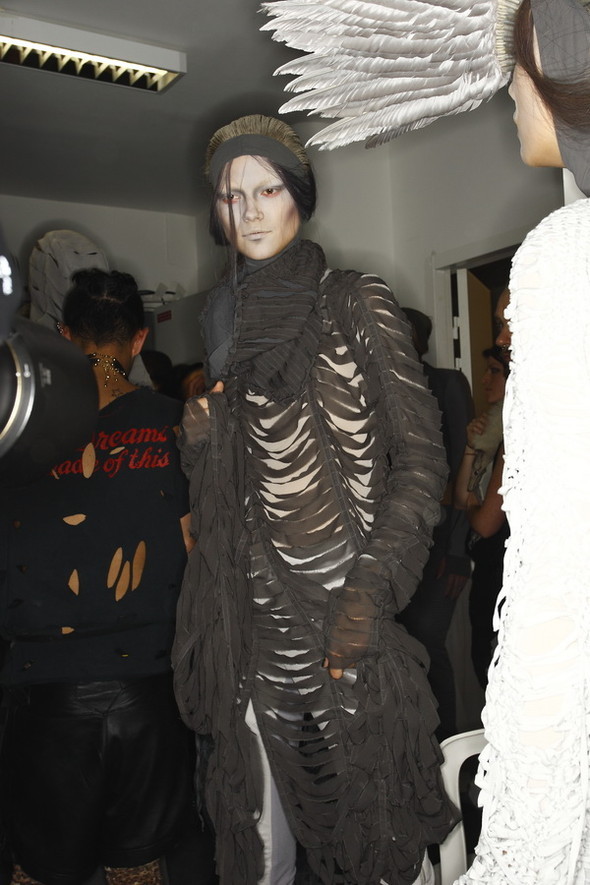 Models Behind the Scenes (19 pics) - izispicy.com