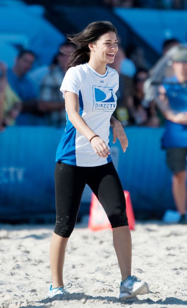 Some Hot Celebrities Playing Beach Bowl(14 pics) - izispicy.com